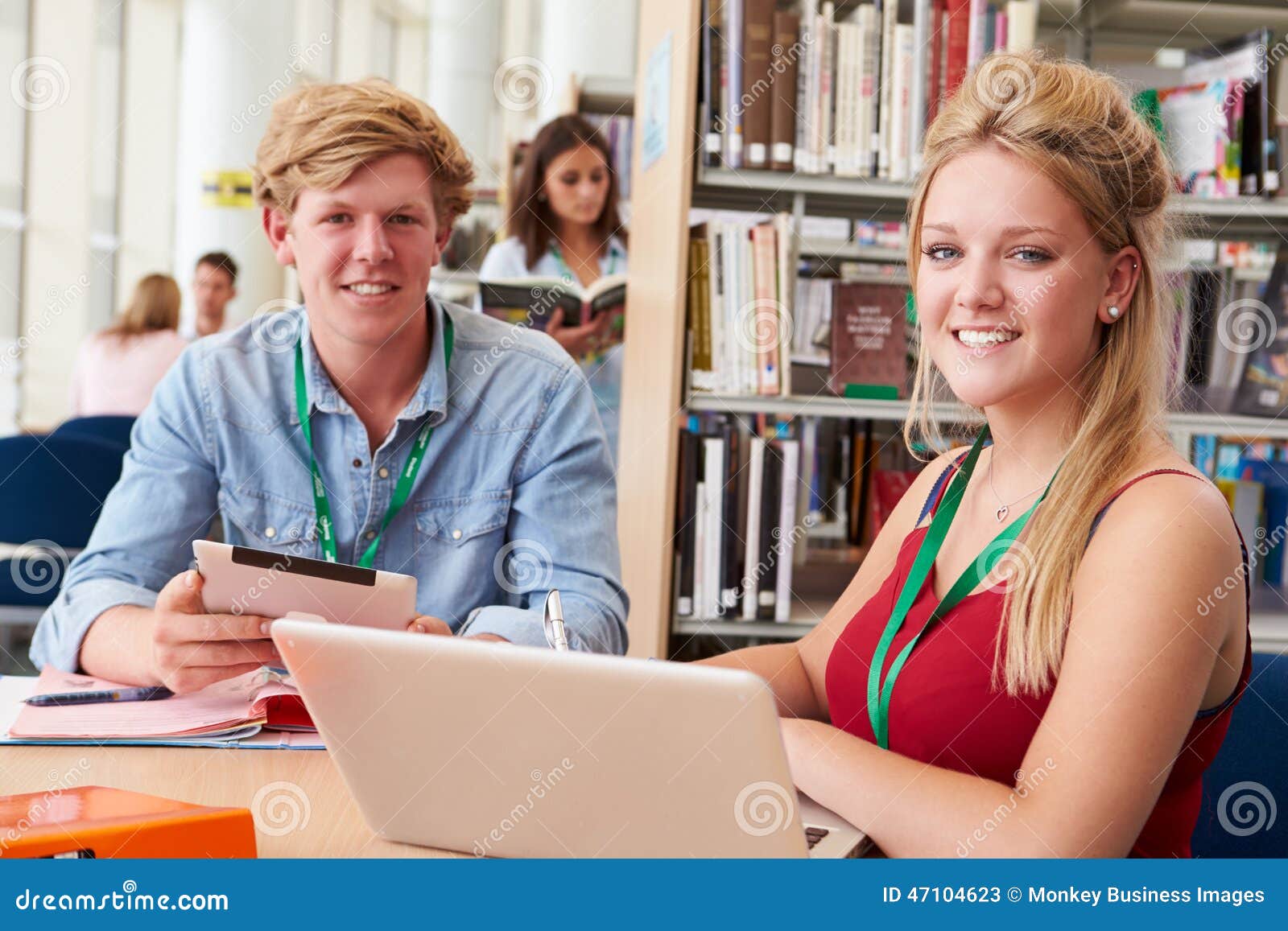 Dwa Studenta Collegu Studiuje W Bibliotece Wpólnie Obraz Stock - Obraz ...