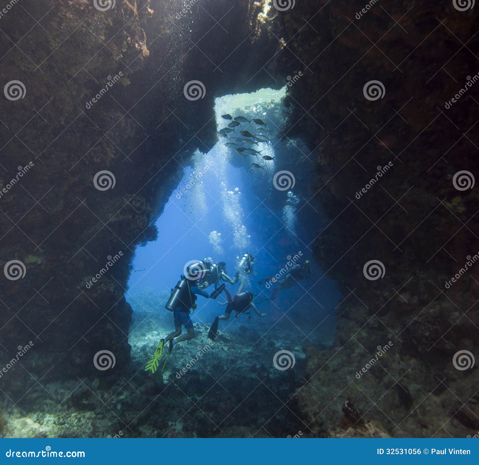 Dykare I En Undervattens- Grotta Arkivfoto - Bild av sand, atmosfärisk ...