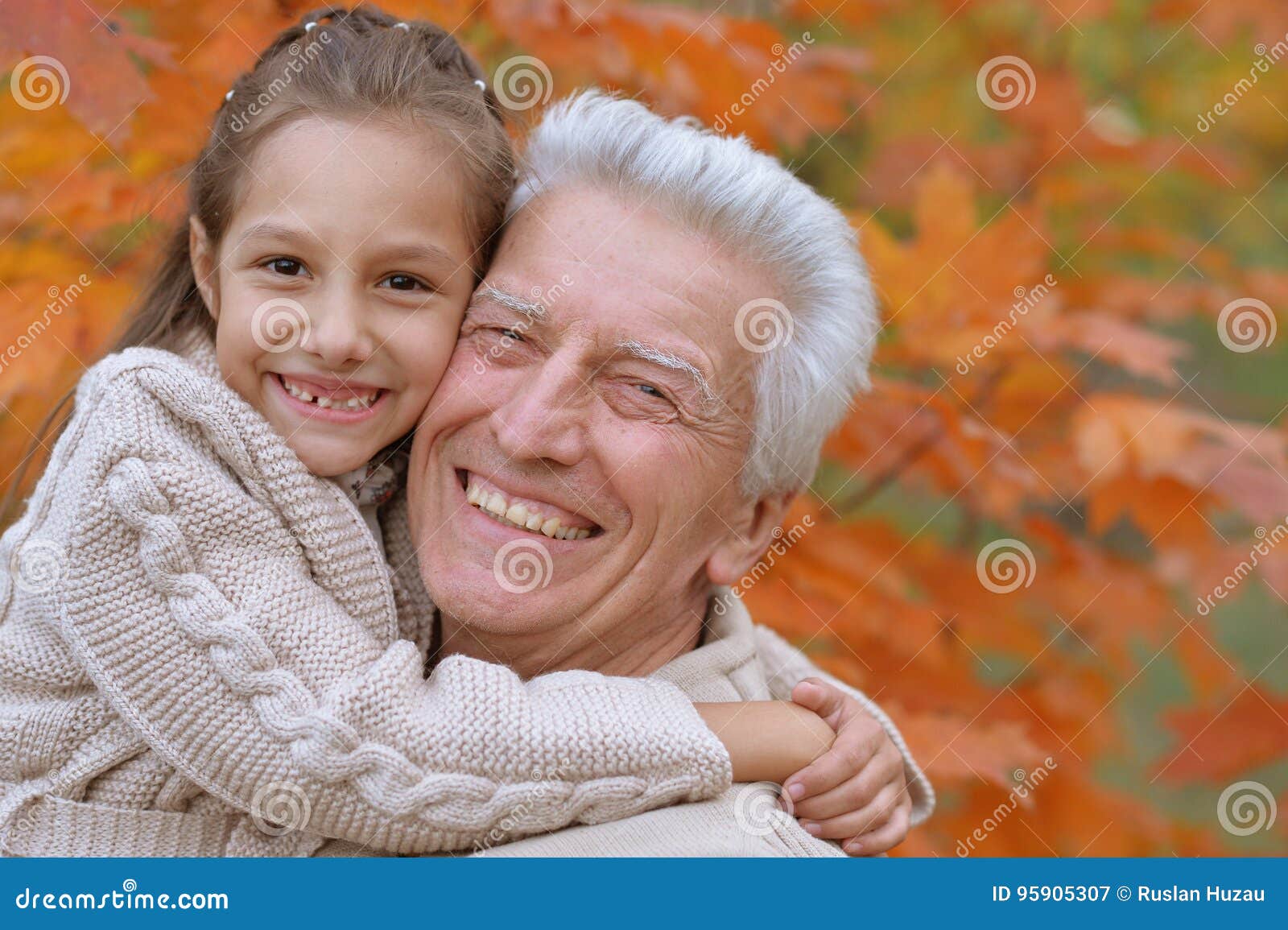 Dziad i wnuczka w parku obraz stock. Obraz złożonej z pozytyw - 95905307