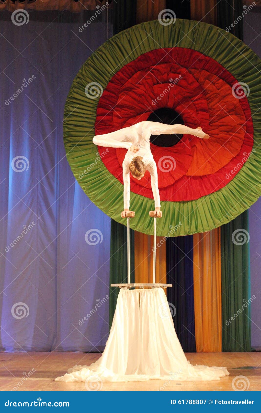Dziecko akrobata fotografia editorial. Obraz złożonej z stroje - 61788807
