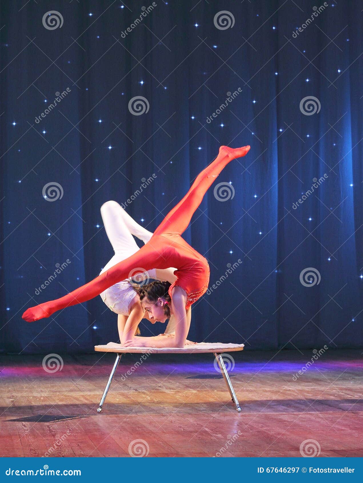 Dziecko akrobata fotografia editorial. Obraz złożonej z kontrast - 67646297