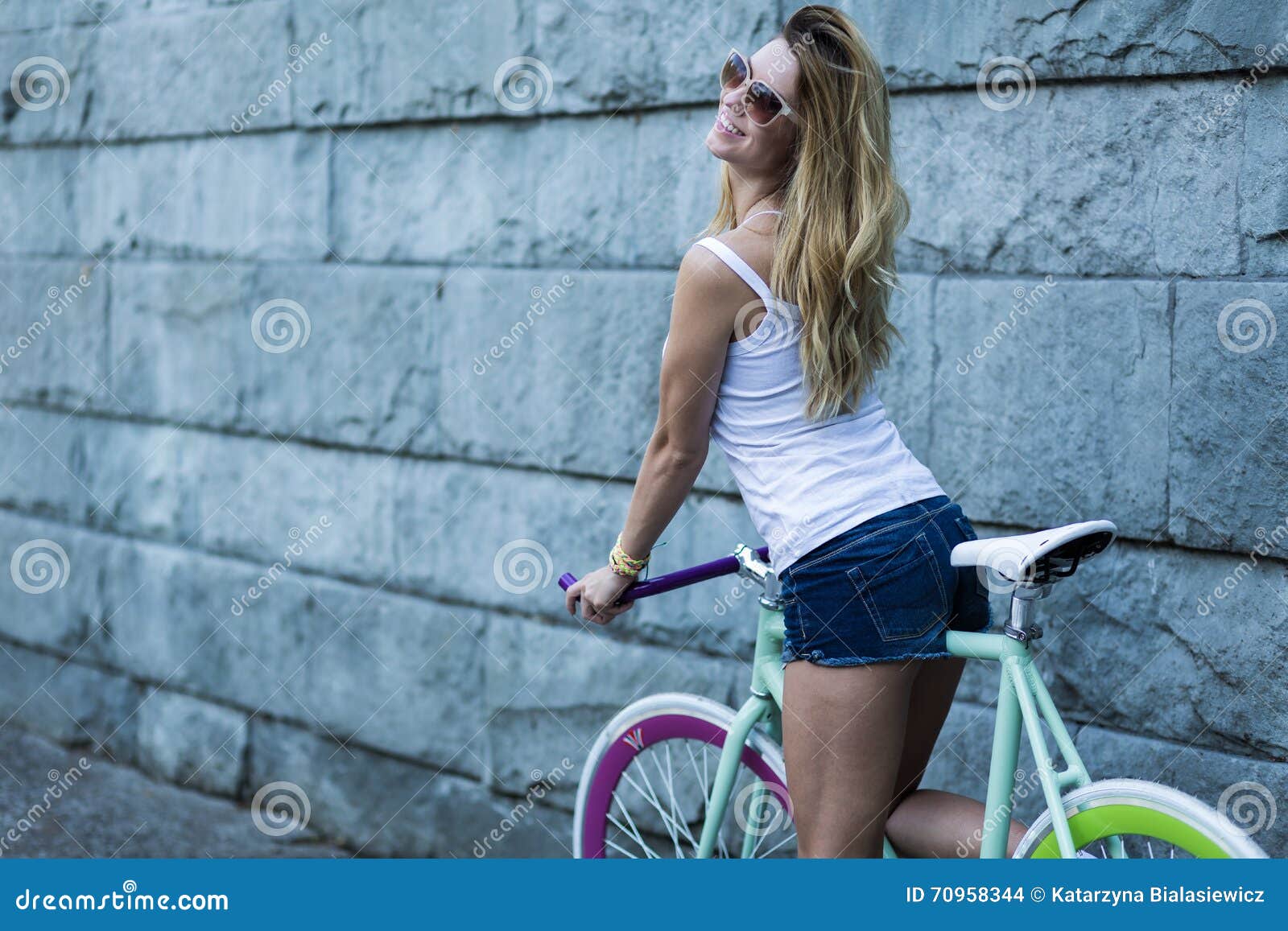 Dziewczyna elegancki rower zdjęcie stock. Obraz złożonej z przystań ...