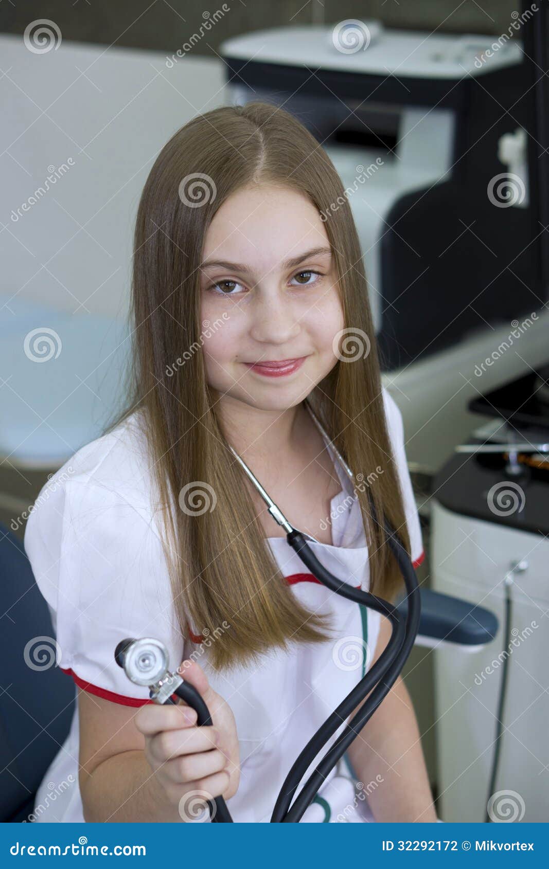 Dziewczyna - lekarka zdjęcie stock. Obraz złożonej z gabinet - 32292172