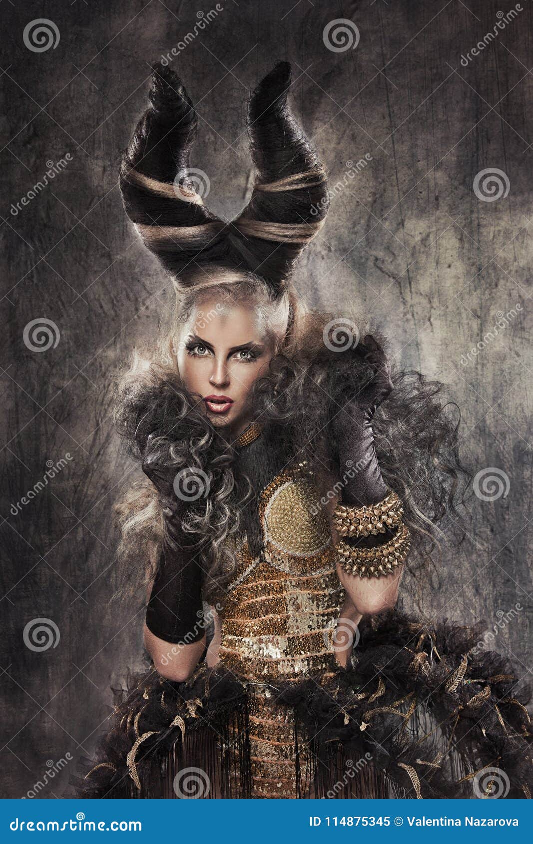 Dziewczyna z rogami obraz stock. Obraz złożonej z fantazja - 114875345