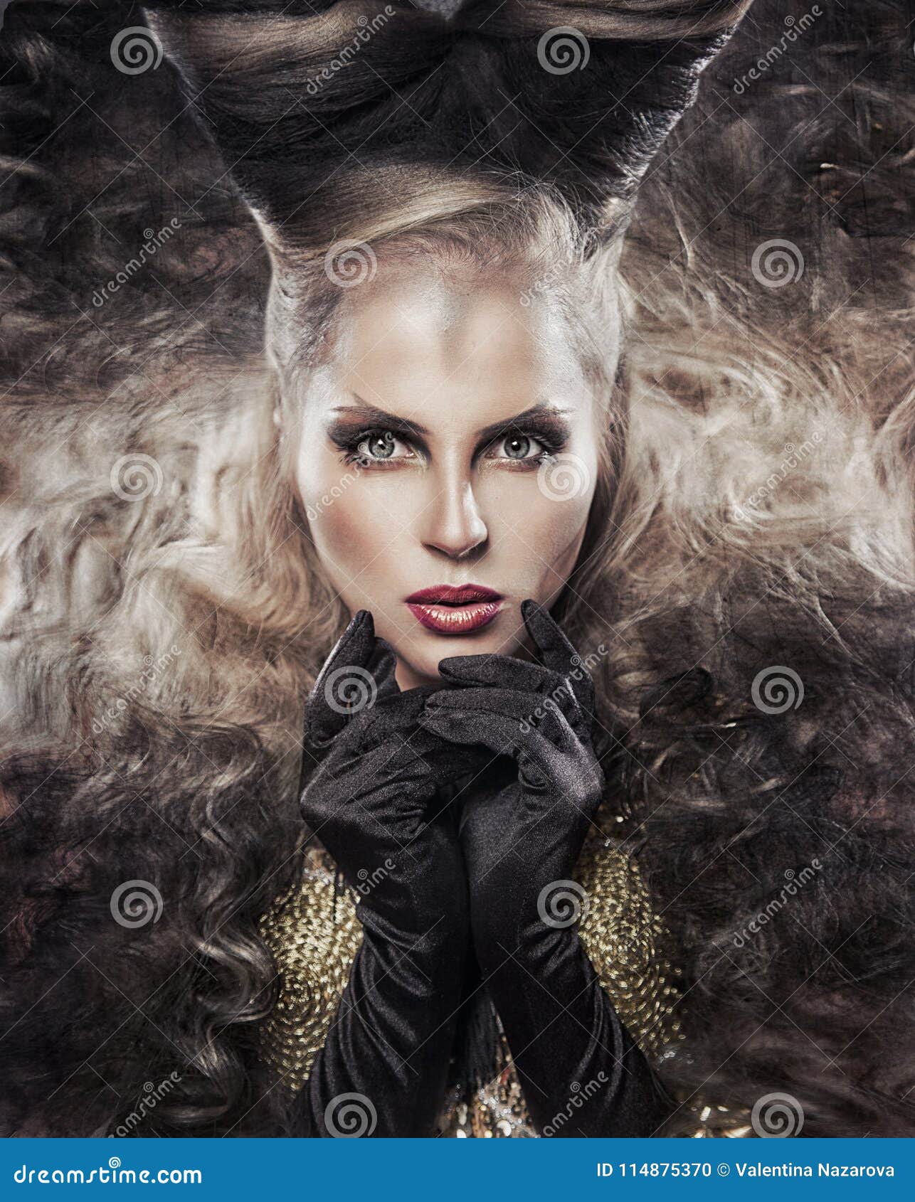 Dziewczyna z rogami zdjęcie stock. Obraz złożonej z czerń - 114875370