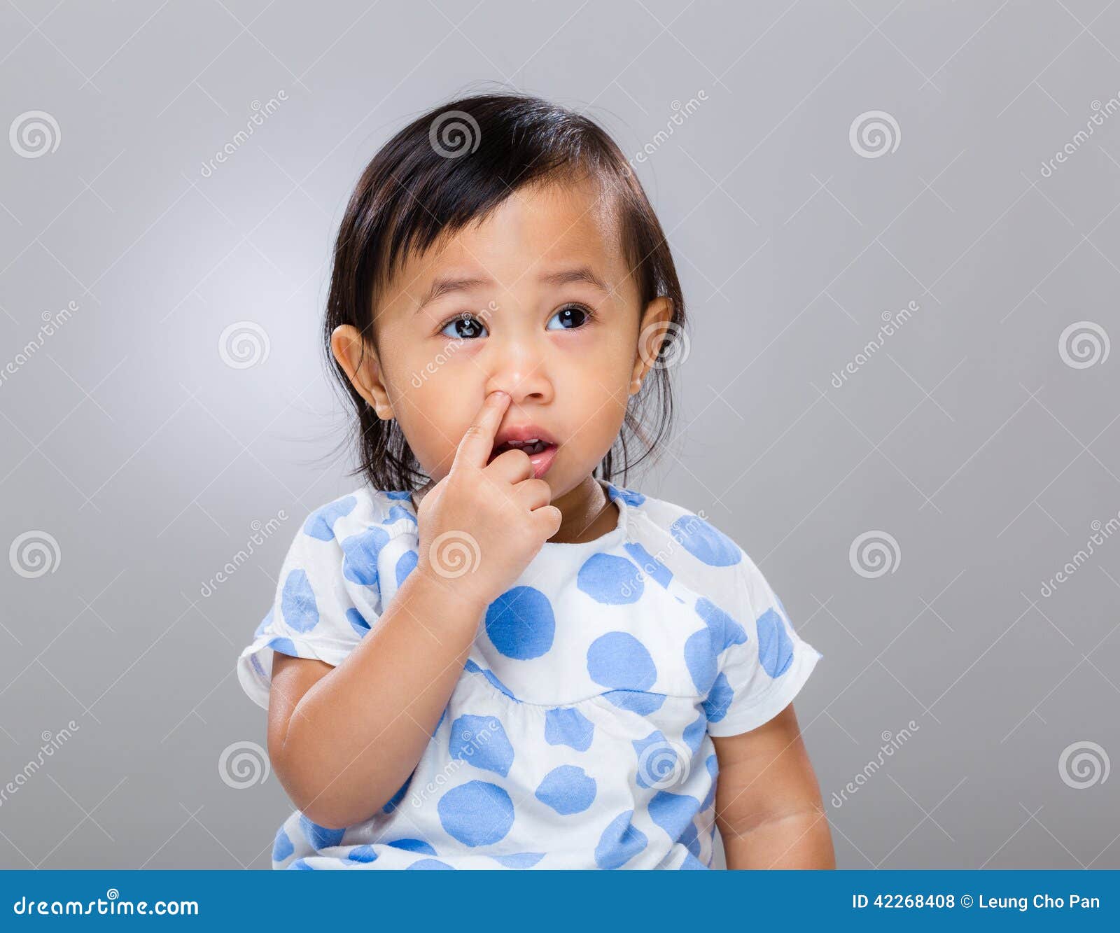 Dziewczynka wyboru nos zdjęcie stock. Obraz złożonej z tło - 42268408