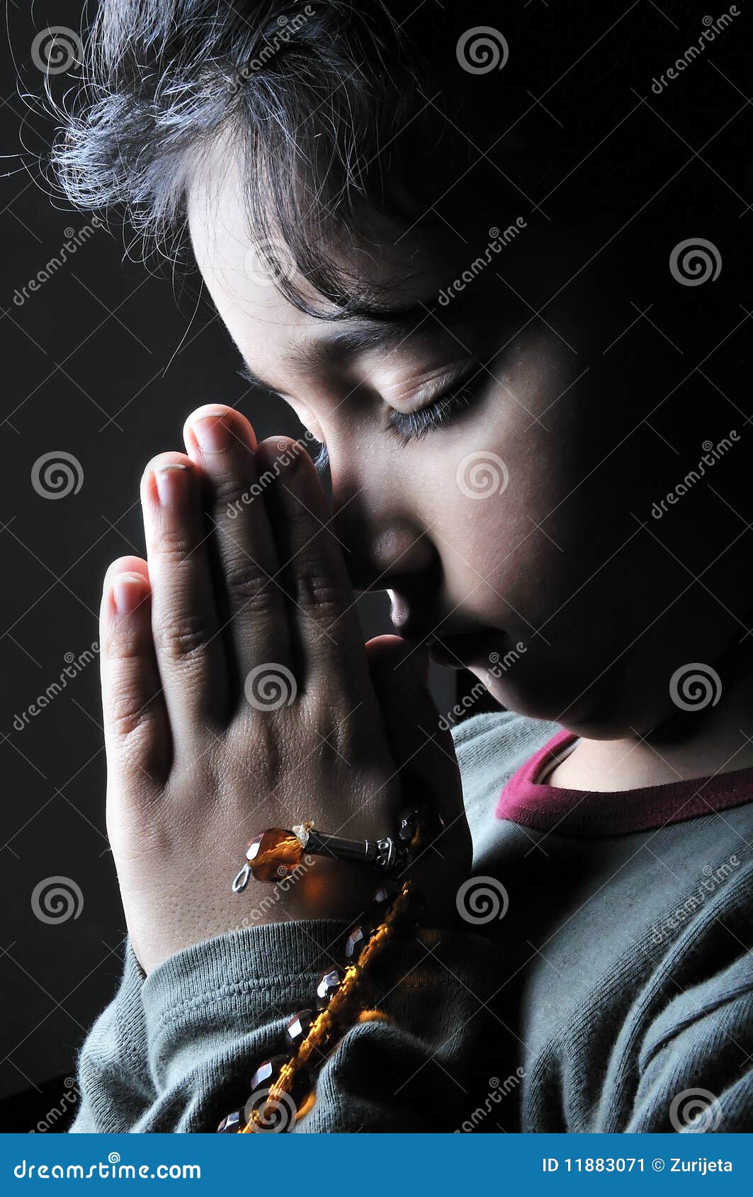 Dziewczyny modlenie obraz stock. Obraz złożonej z dziecko - 11883071