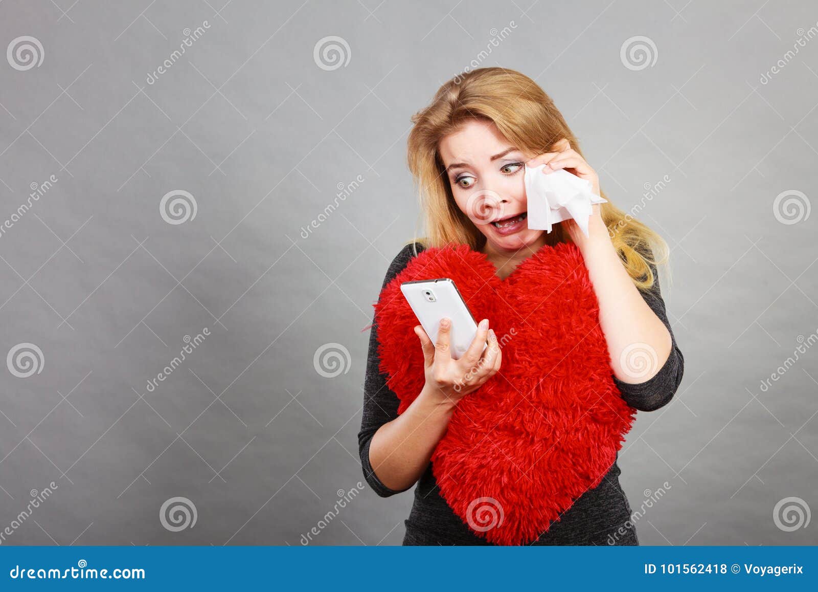 Sad Heartbroken Woman Looking at Her Phone Foto de Stock - Imagem de ...