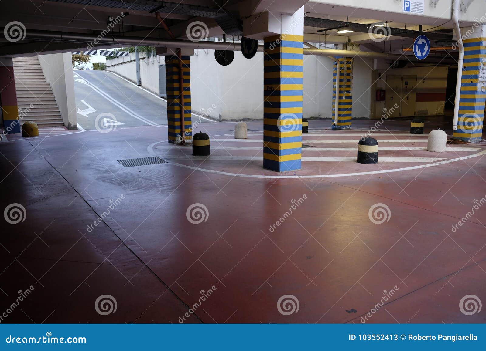 Round in Underground Parking Stockbild - Bild von platz, dunkel: 103552413