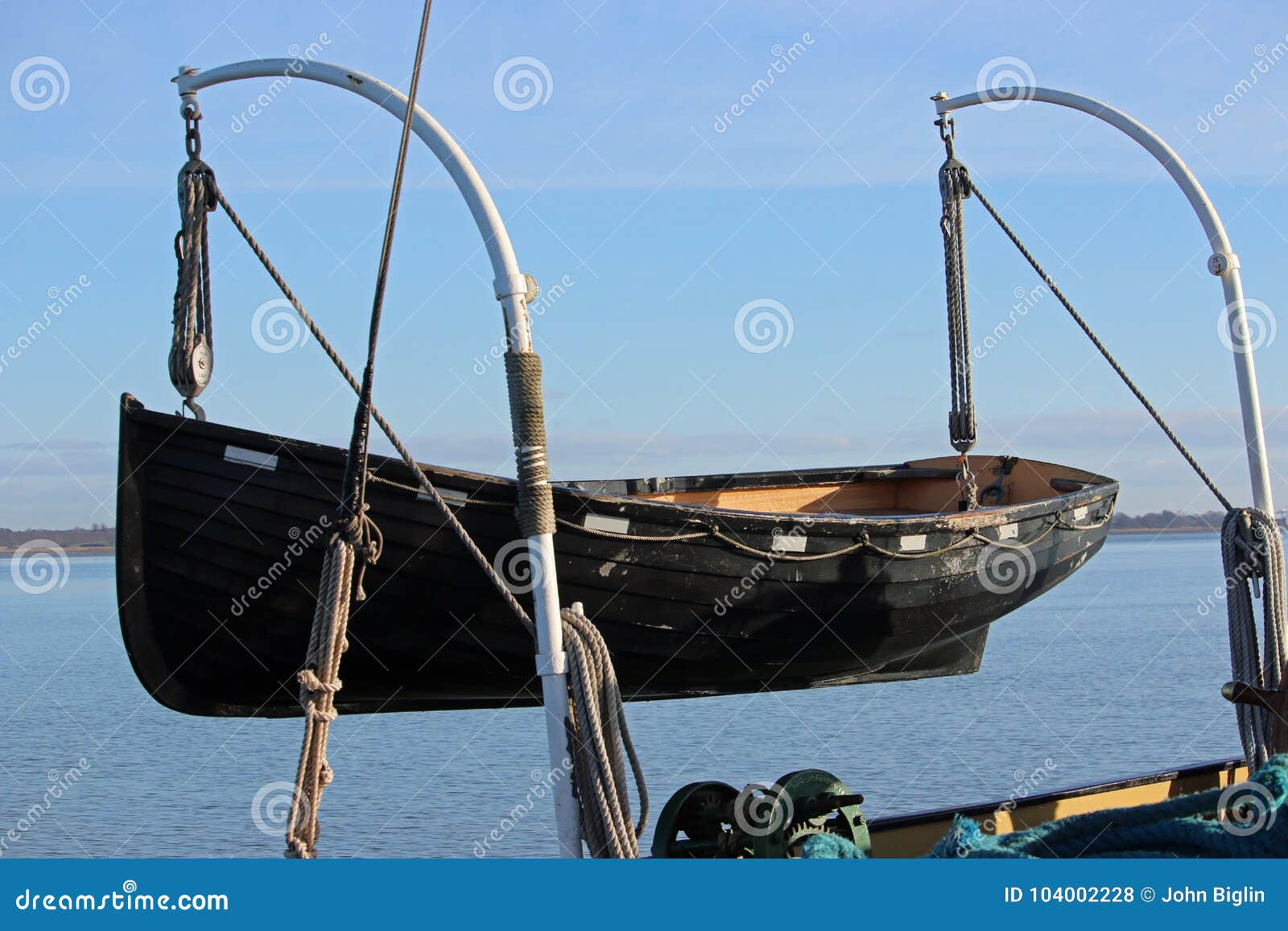 Wooden lifeboat on davits fotografia stock. Immagine di banca - 104002228