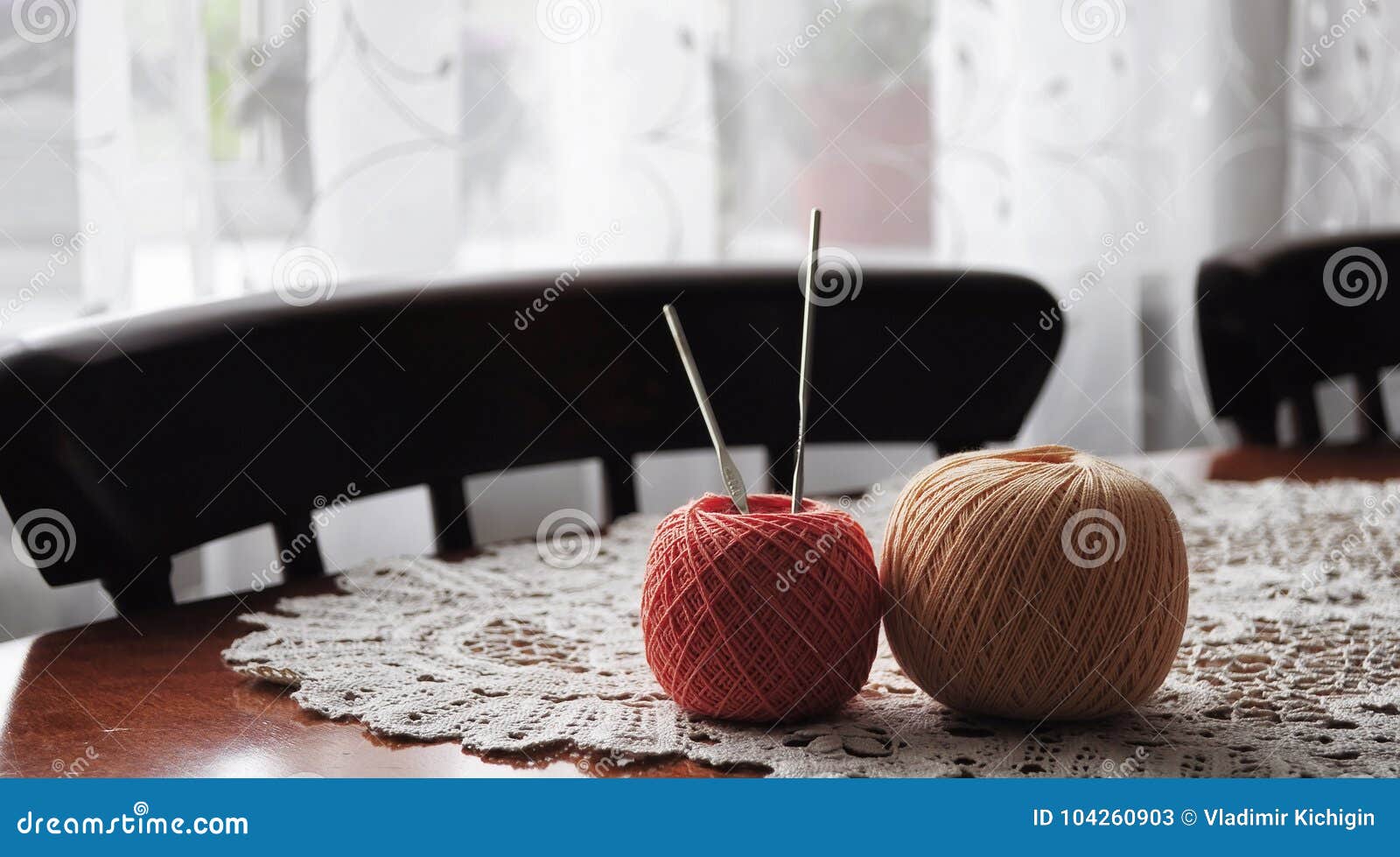 Yarn and Knitting Needles on the Table in the Room Image stock - Image ...