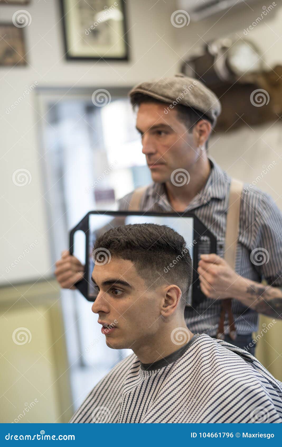 Barber Shop, Man Cuts Person Hair Fotografia Stock - Immagine di modo ...
