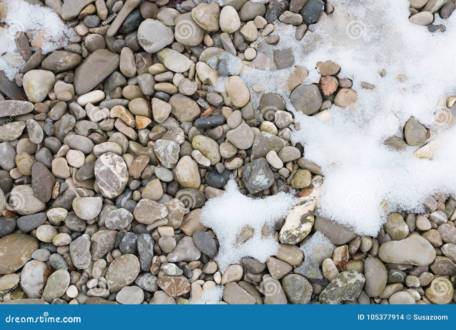 Pebble Stones at the Riverbank with Bit of Snow Foto de Stock - Imagem ...