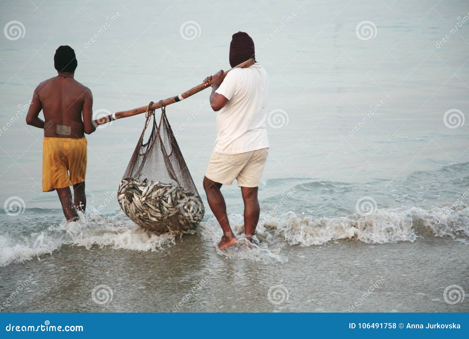 Fishermen Carry a Net with a Catch 编辑类库存照片 - 图片 包括有 铰链, 海岸: 106491758