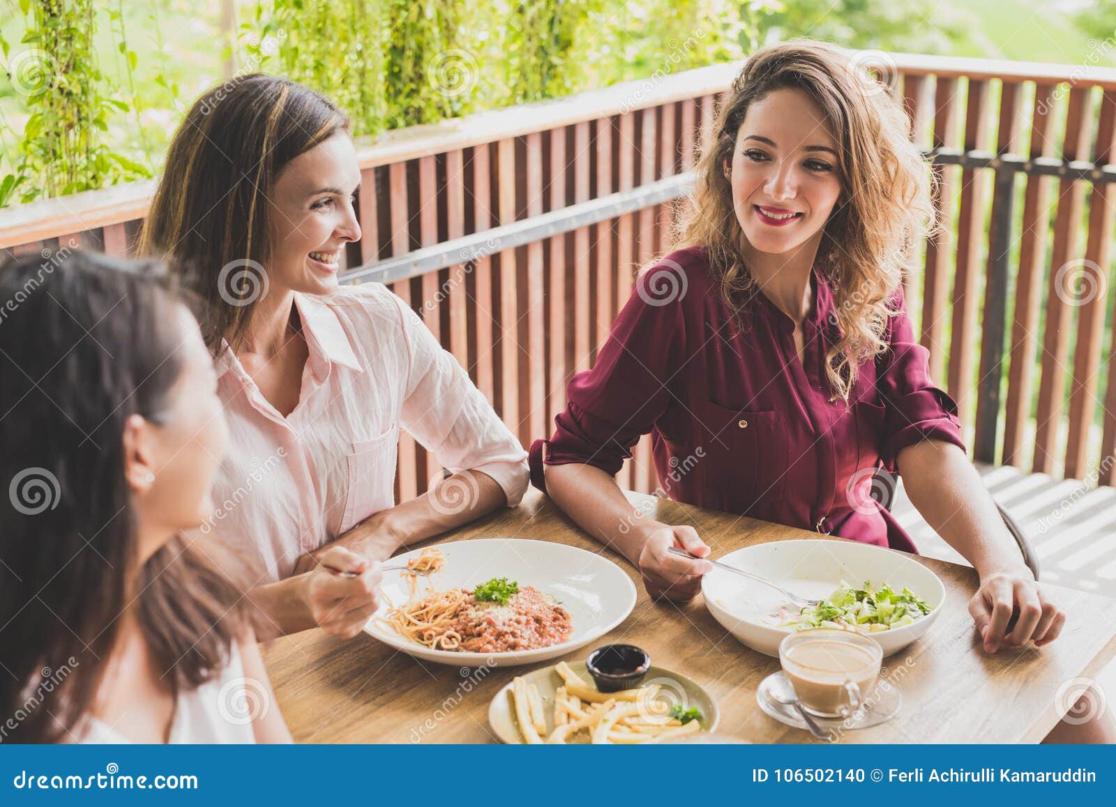 Group of Three Best Friend Having Conversation while Lunch Toget 库存照片 ...