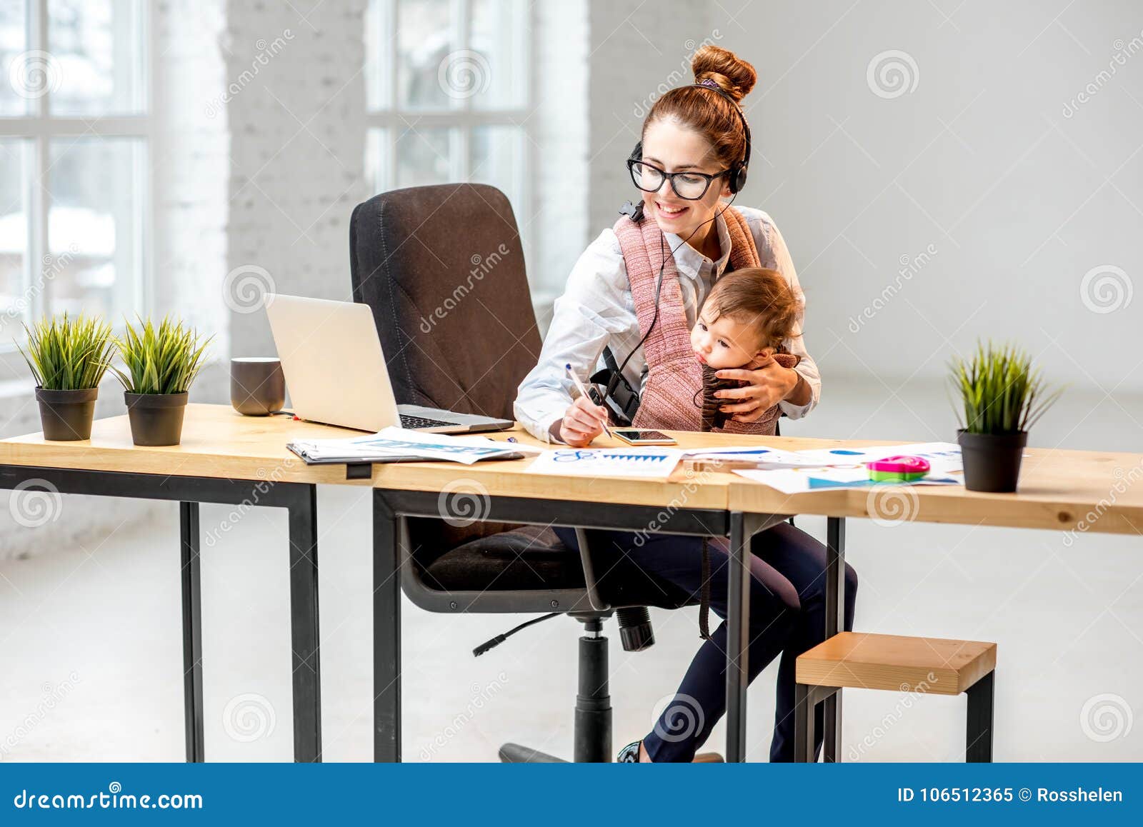 Businesswoman Working with Her Baby Son at the Office Imagem de Stock ...