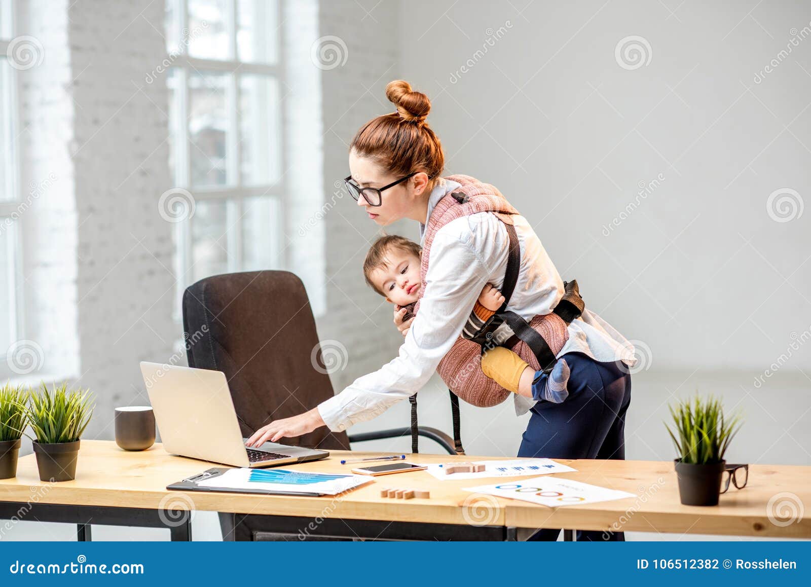 Businesswoman with Her Baby Son at the Office Foto de Stock - Imagem de ...