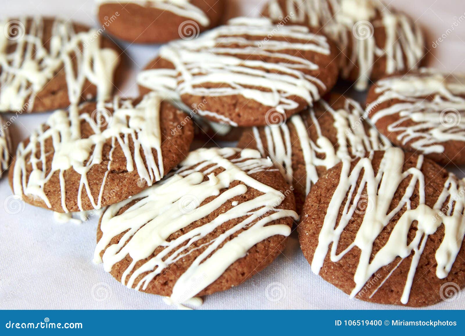 Brown Round Christmas Gingerbread Cookies Drizzled with White Ch Foto ...