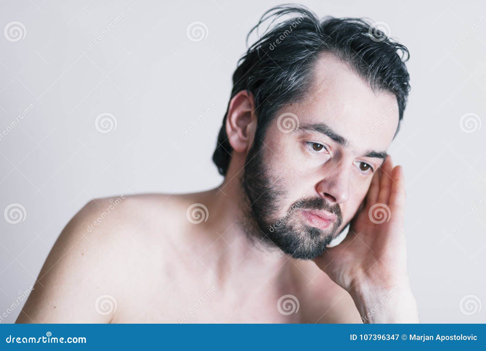 Young man with a problem imagem de stock. Imagem de perdido - 107396347