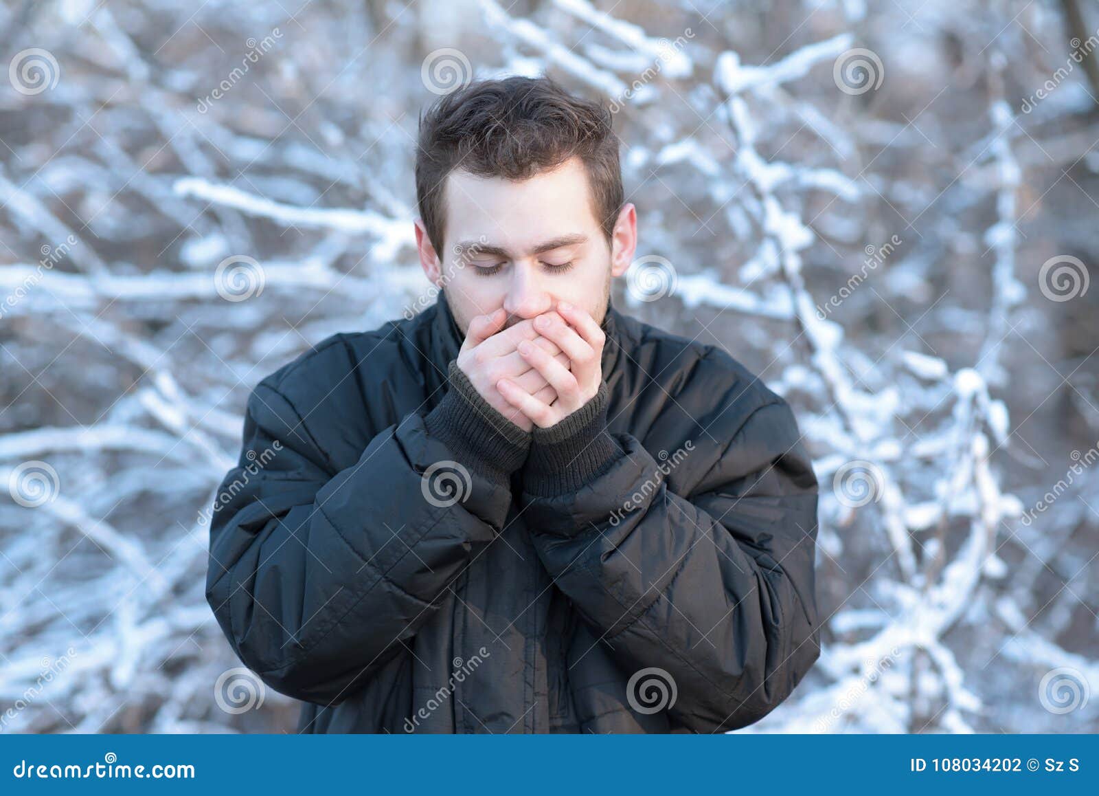 Young Man Warming Hands a Winter`s Day 库存照片 - 图片 包括有 健康, 表面: 108034202