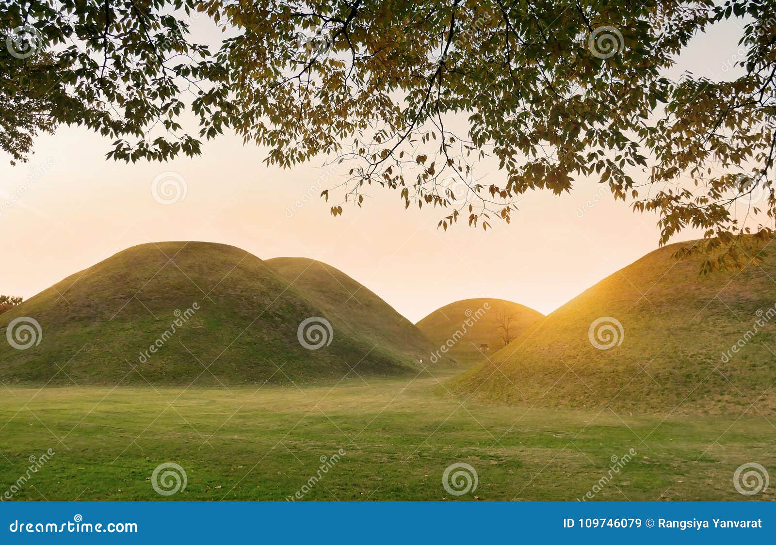 Tumuli Park Royal Tombs Complex Immagine Stock - Immagine di nave ...