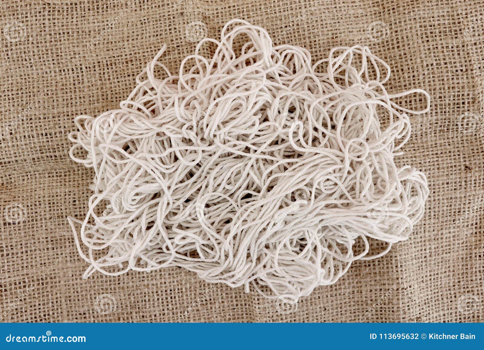 Tangled String fotografia stock. Immagine di mestiere - 113695632