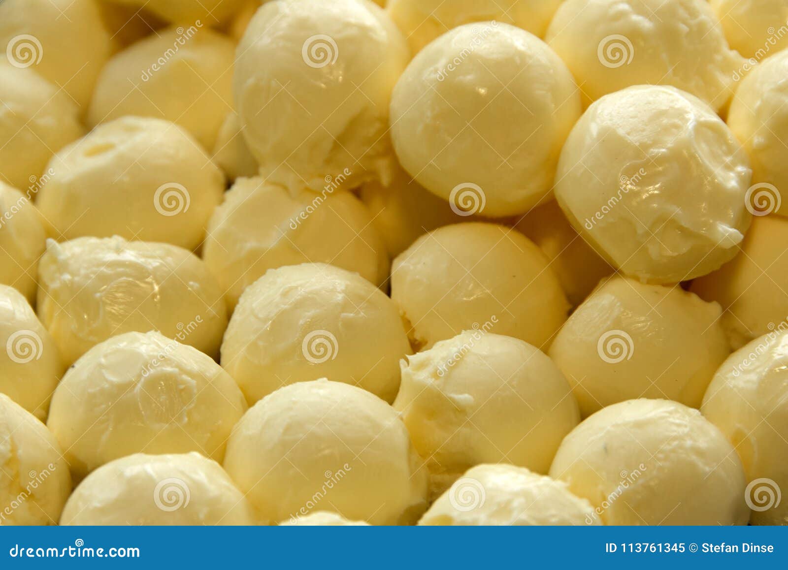 Balls of fresh butter stock afbeelding. Image of sluit - 113761345
