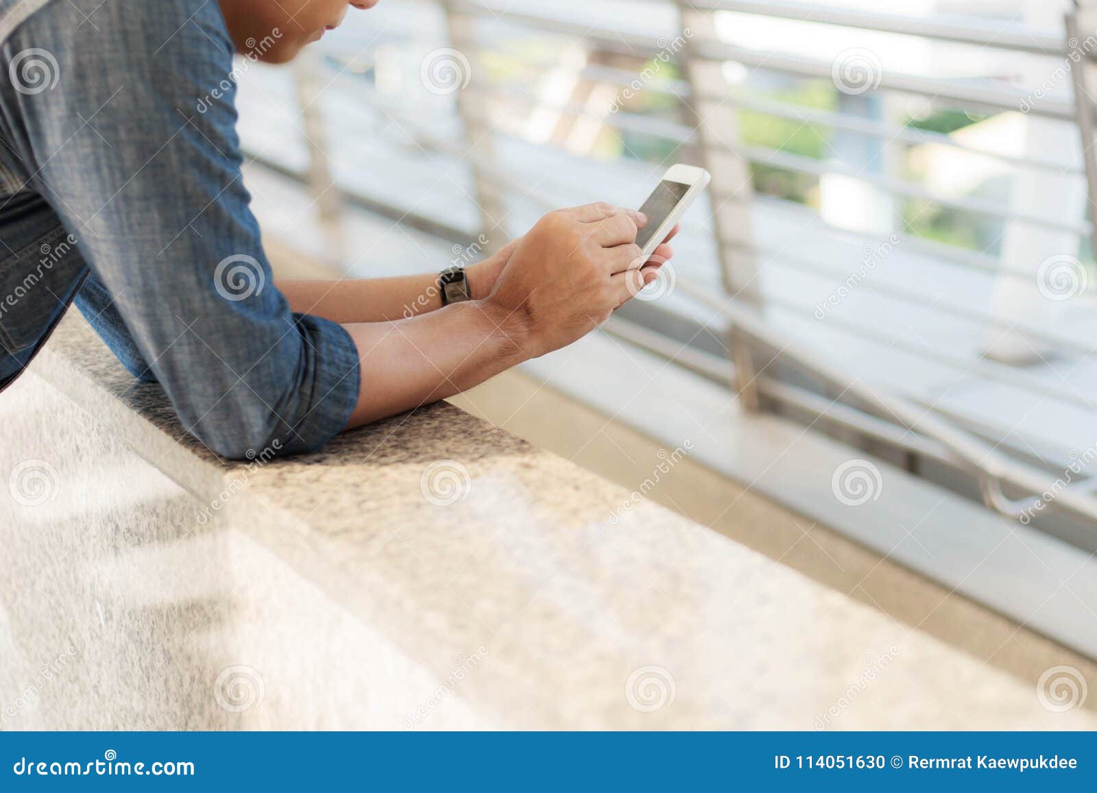 Man are using cell phones. fotografia stock. Immagine di asia - 114051630