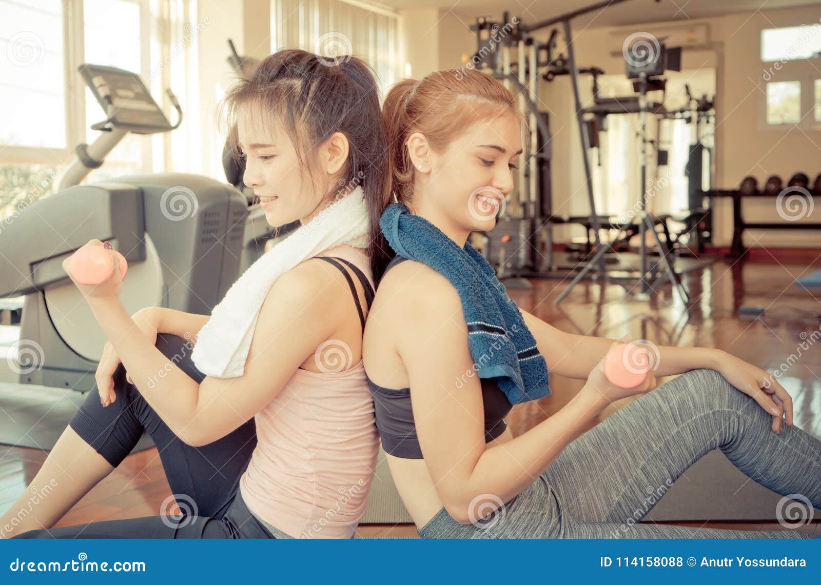 Two Friends Training with Dumbbell in Fitness Gym Foto de Stock ...