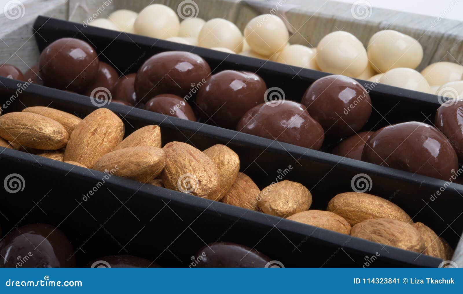 Assortment of Nuts in Chocolate 库存图片 - 图片 包括有 混合, 螺母: 114323841