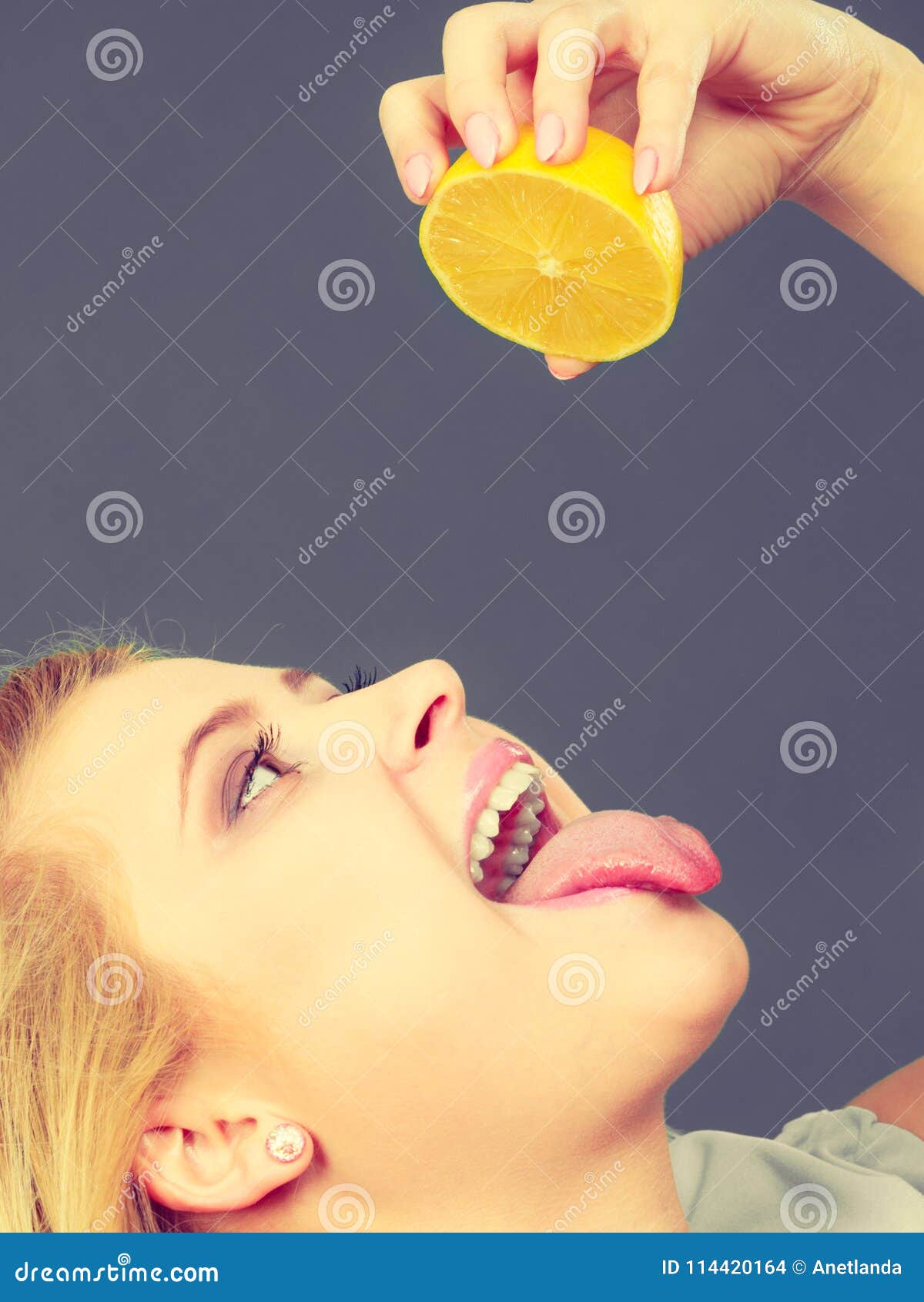 Girl Drinking Juice from Juicy Lemon Fruit Stock Foto - Image of dieet ...