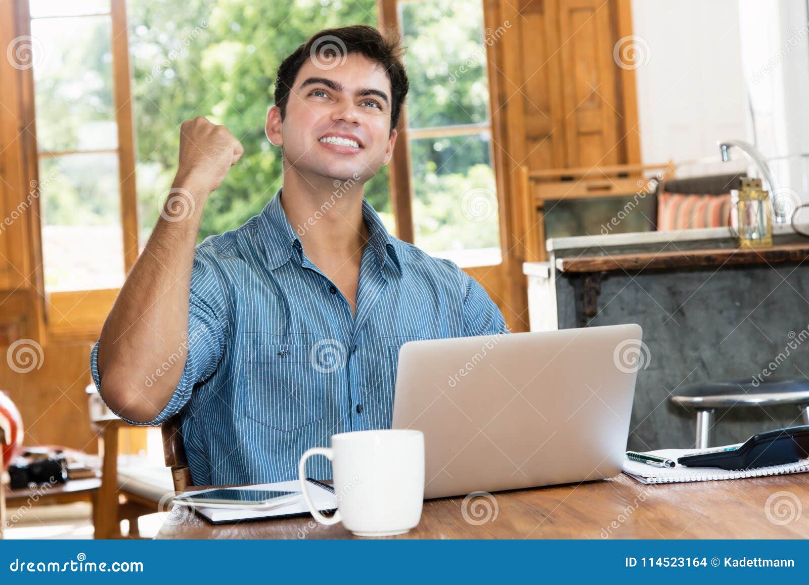 Cheering Man at Home at Computer Stock Foto - Image of nieuws, viering ...