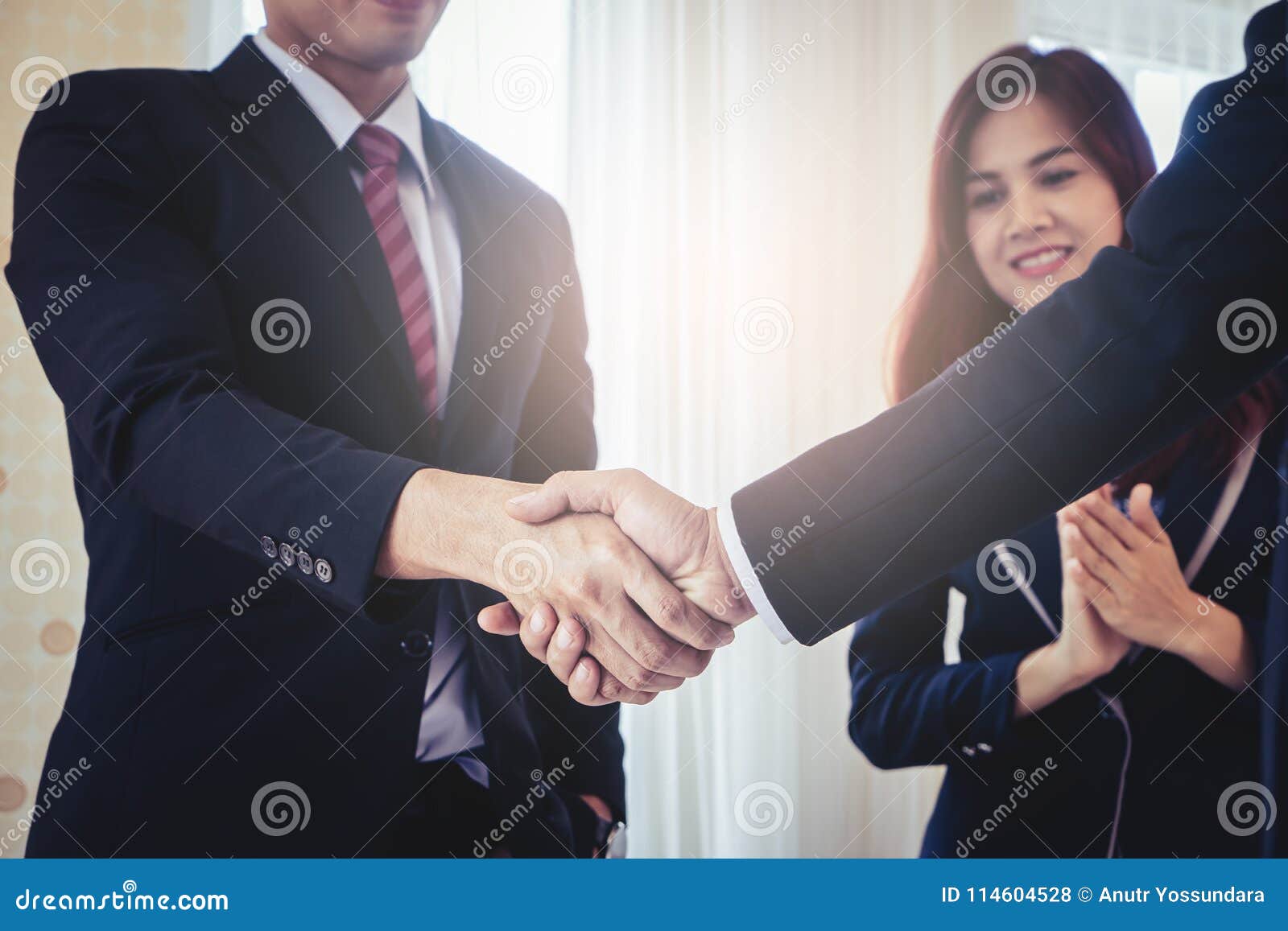 Business Hand Shake Success with Woman Clapping Fotografia Stock ...