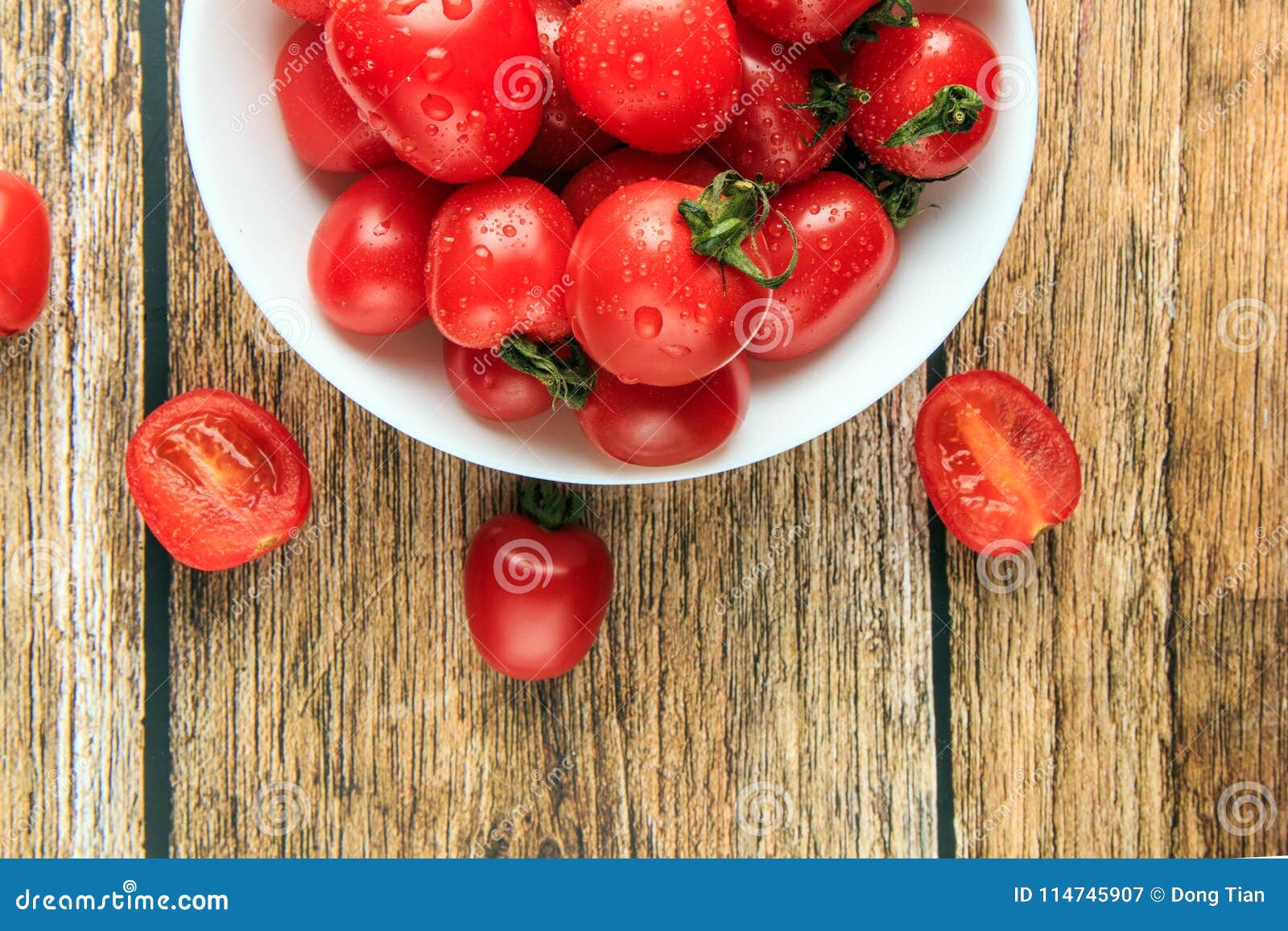 Fresh little tomato stockbild. Bild von grün, fällig - 114745907