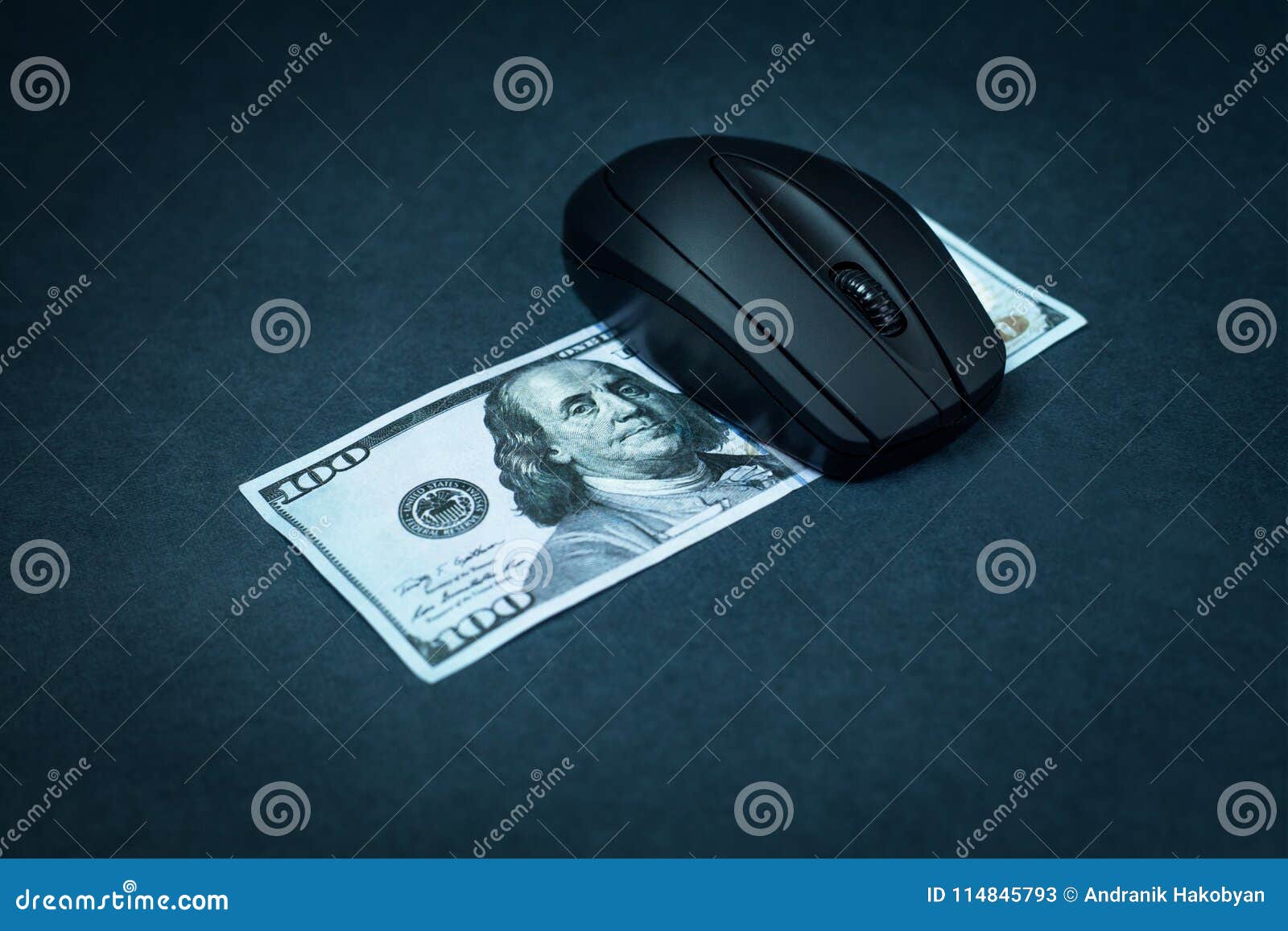Computer Mouse with a Hundred Dollar. Immagine Stock - Immagine di ...