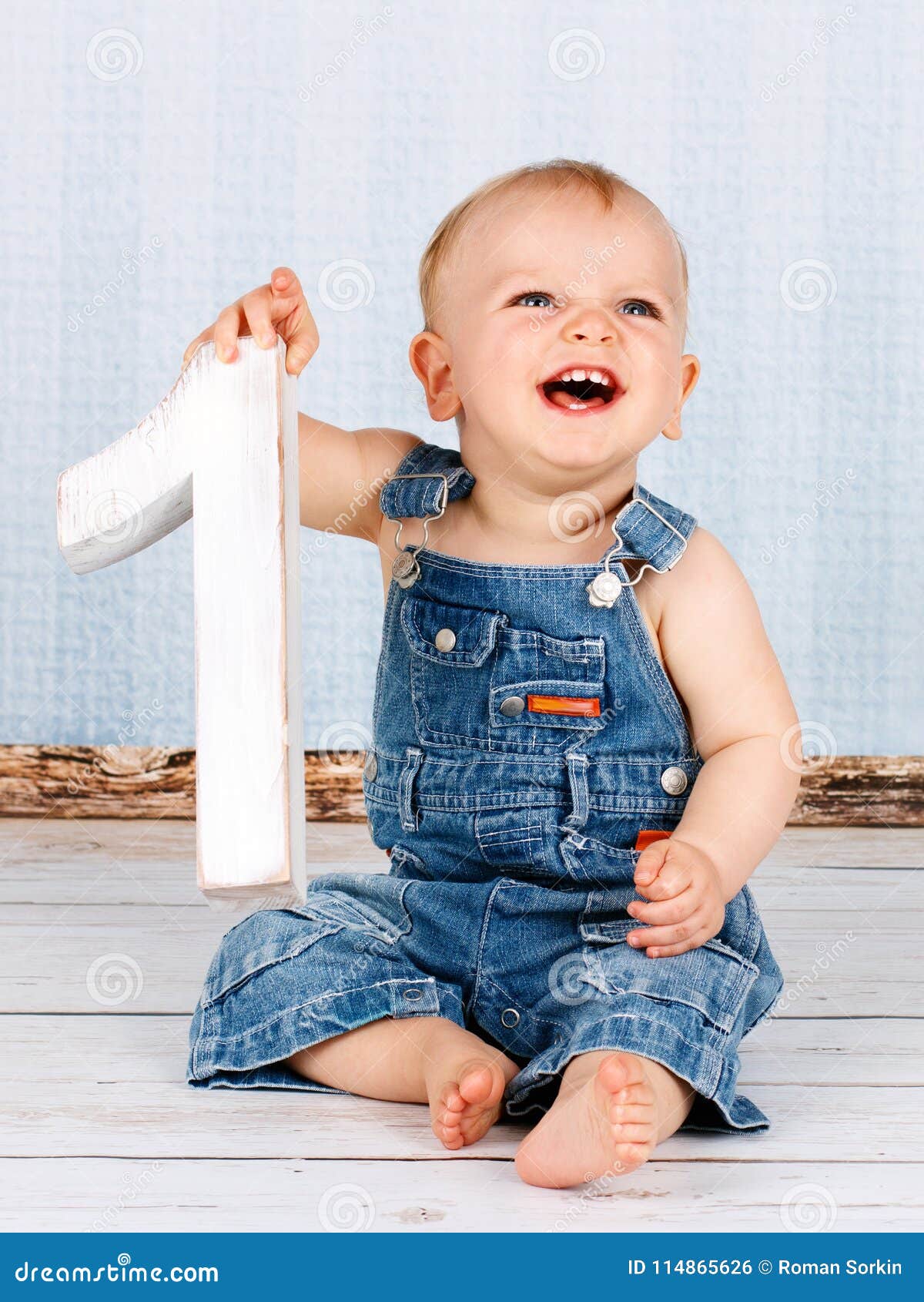 Laughing Little Toddler Celebrating First Birthday 库存照片 - 图片 包括有 敬慕, 男 ...