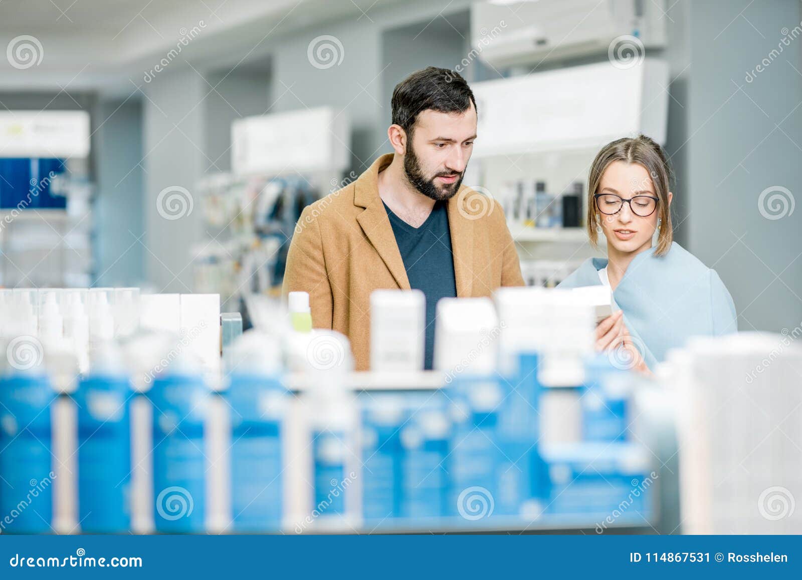 Couple Choosing Cosmetics in the Pharmacy Immagine Stock - Immagine di ...