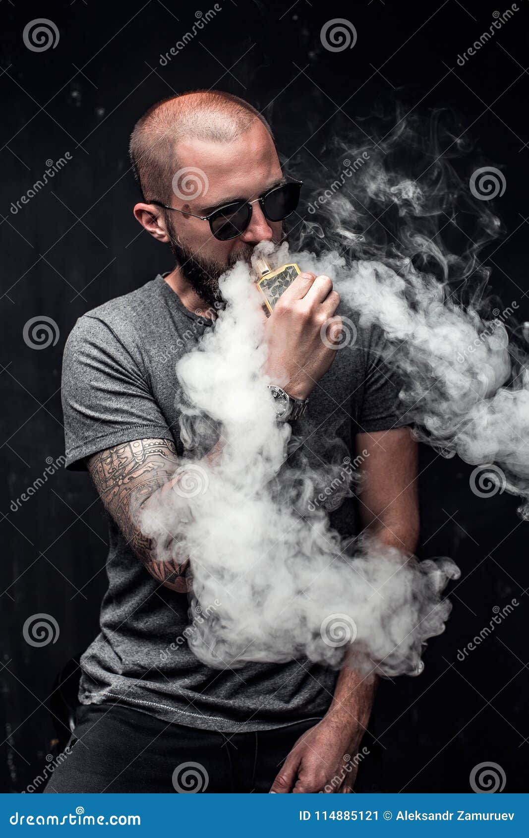 Men with Beard in Sunglasses Vaping. Image stock - Image du homme ...