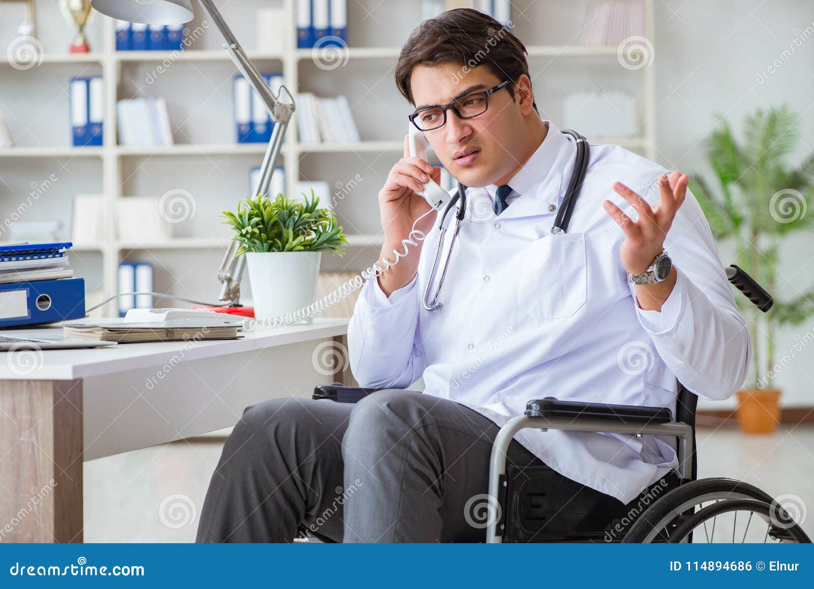 The Disabled Doctor on Wheelchair Working in Hospital Stock Foto ...