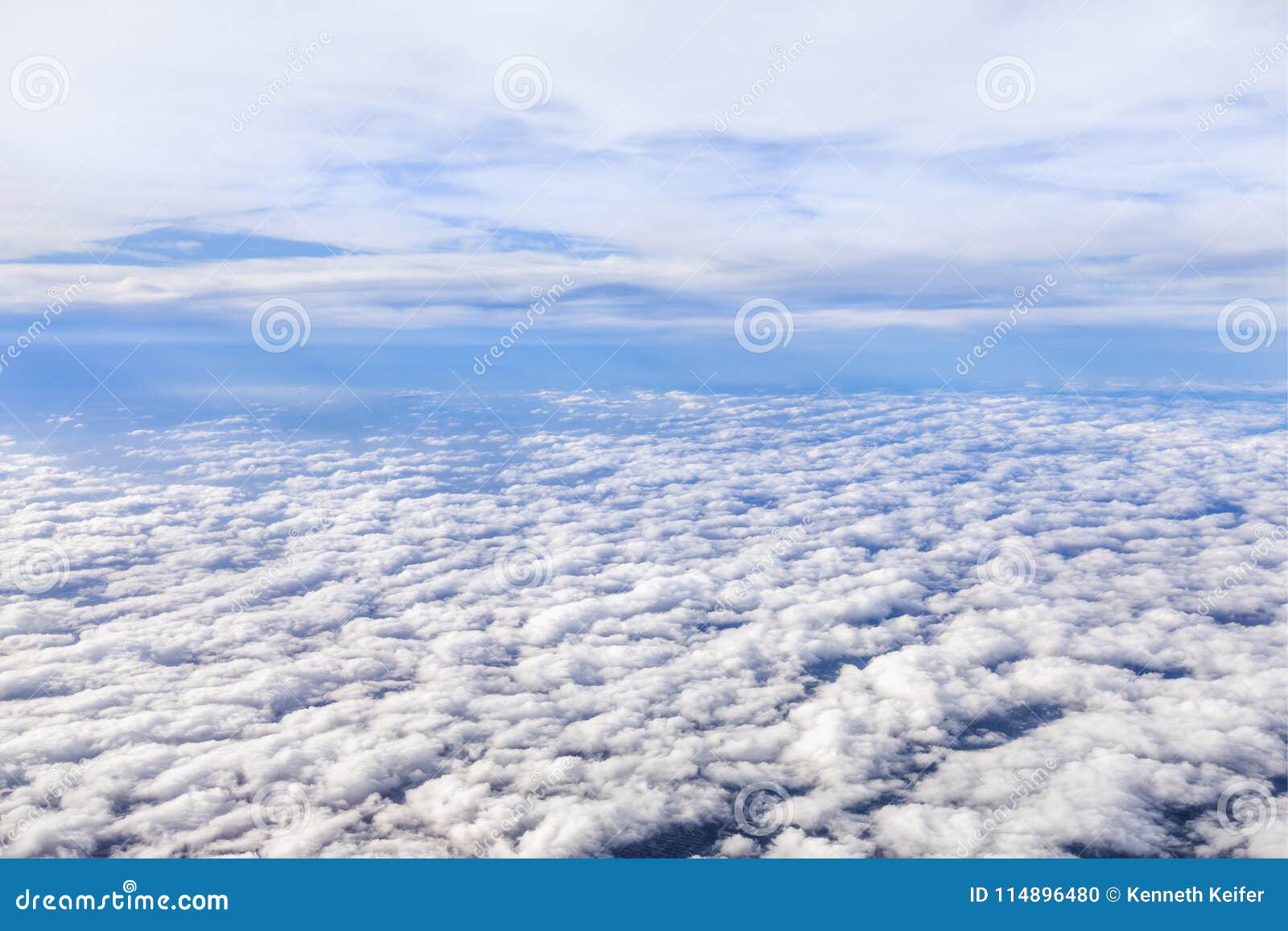 Clouds Above and Below - Aerial Clouds Arkivfoto - Bild av liggande ...