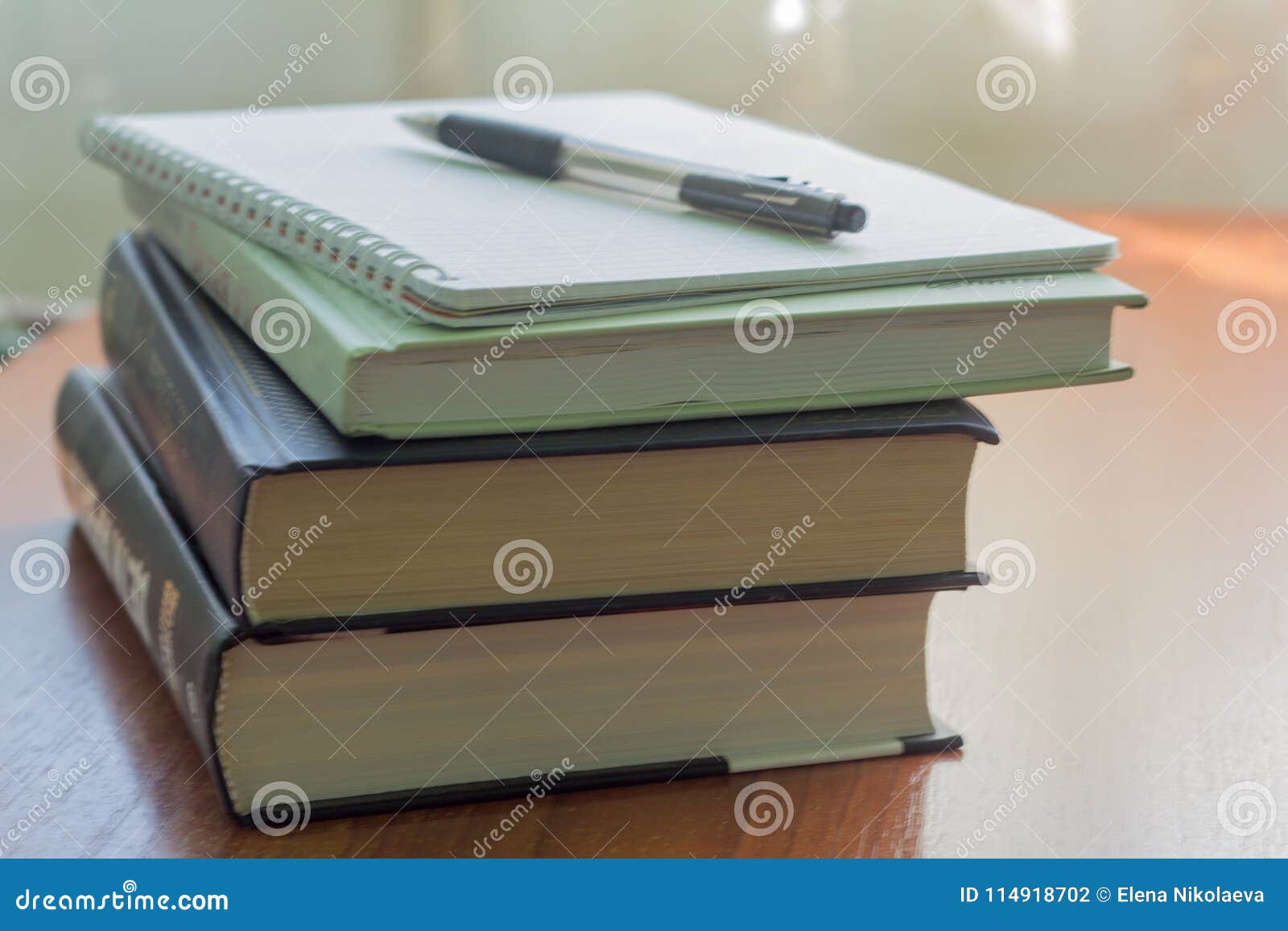 Stack of Books and a Notebook with a Pen on the Table Fotografia Stock ...