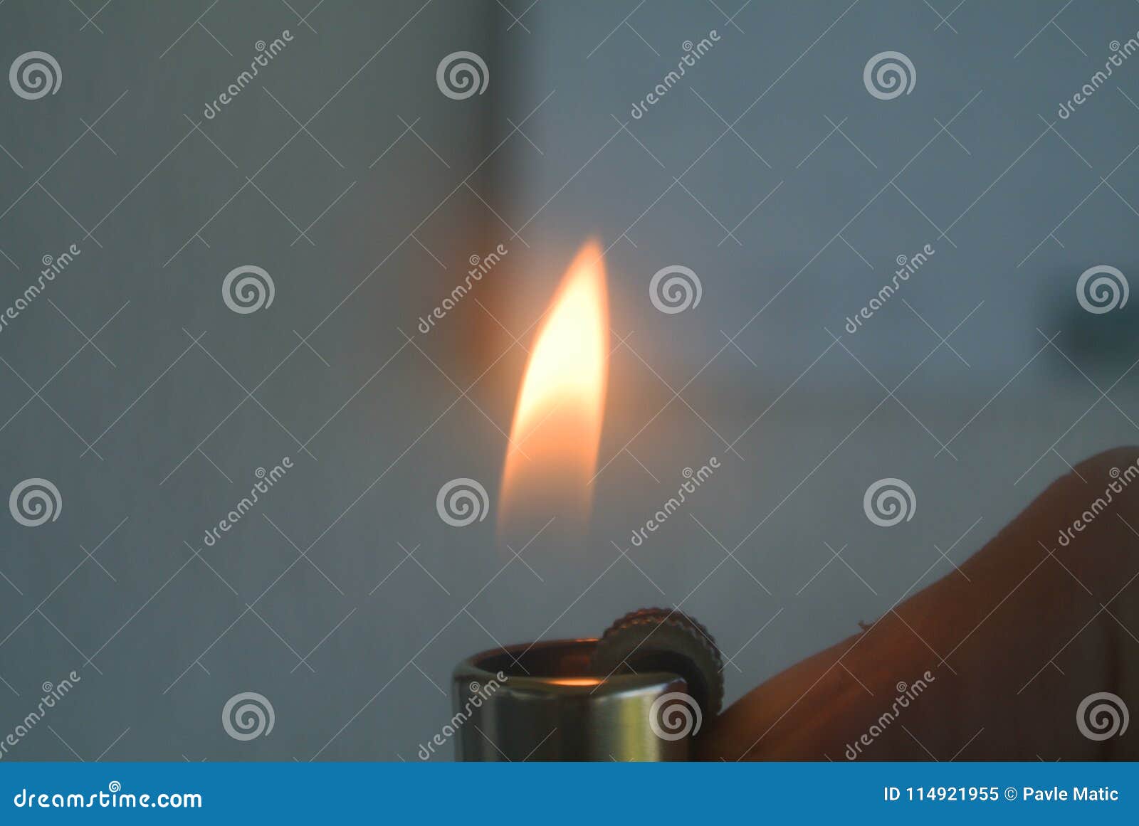 Flame from a lighter stock afbeelding. Image of achtergrond - 114921955