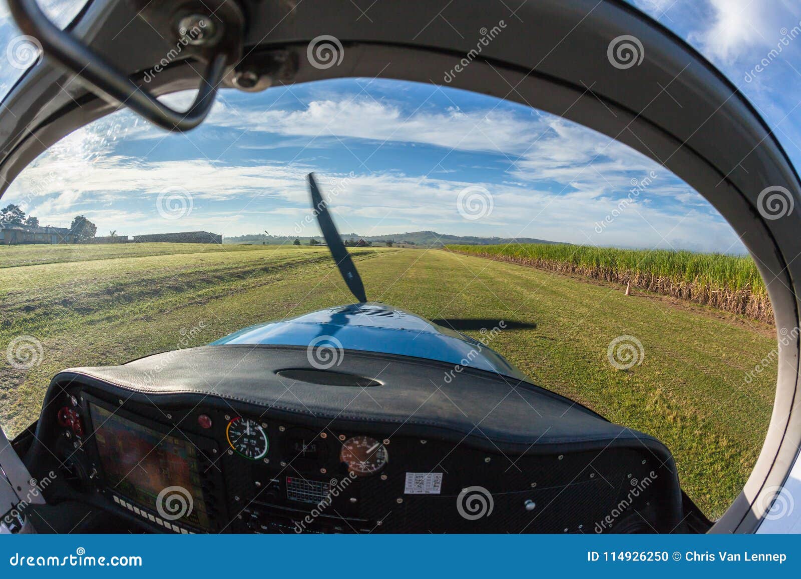 Prop Plane Take Off Inside Cockpit Grass Stock Foto - Image of licht ...
