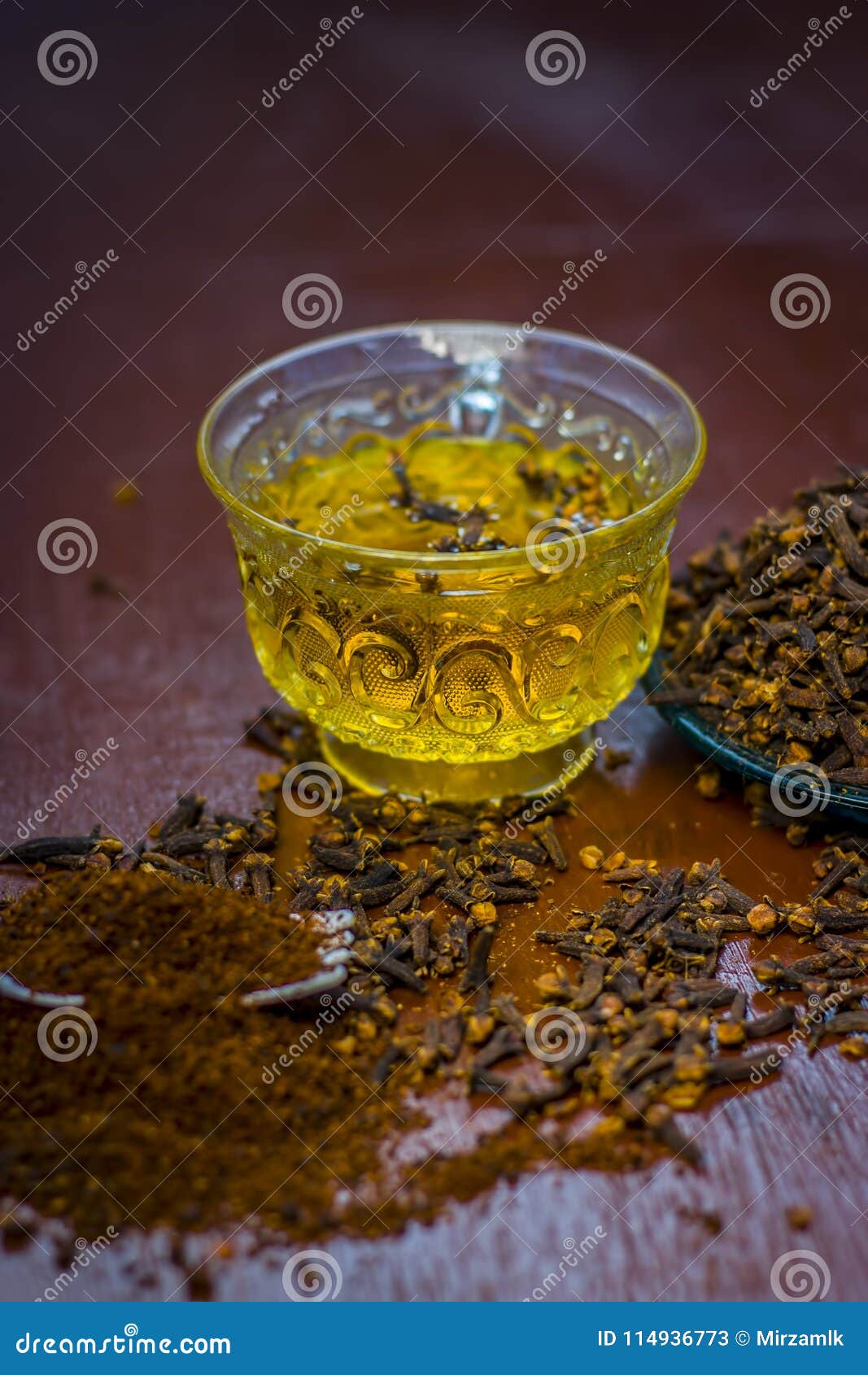 Tea of Clove or Laung with Raw Cloves and Its Powder. 库存图片 - 图片 包括有 类似 ...