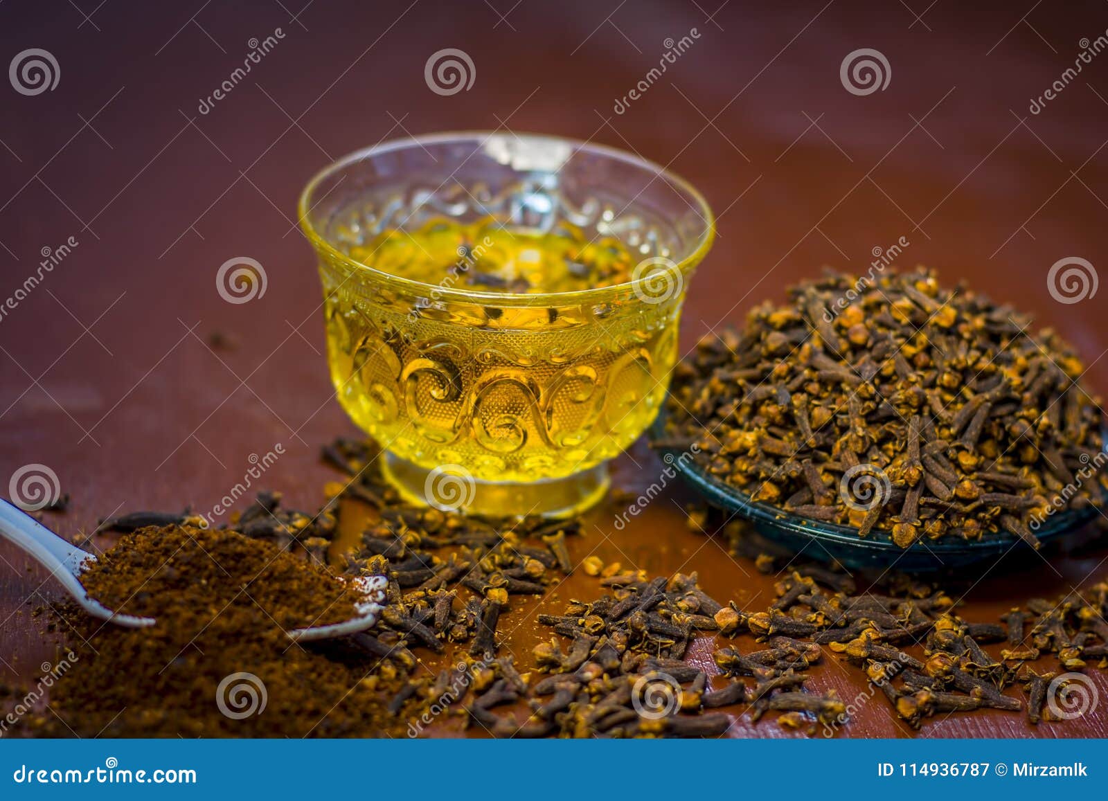 Tea of Clove or Laung with Raw Cloves and Its Powder. Immagine Stock ...