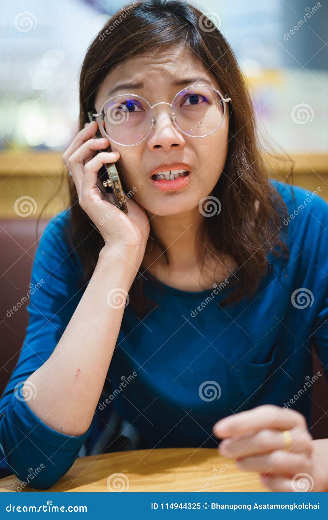 Panic Asian Women while on Phone Call Stockbild - Bild von furcht ...