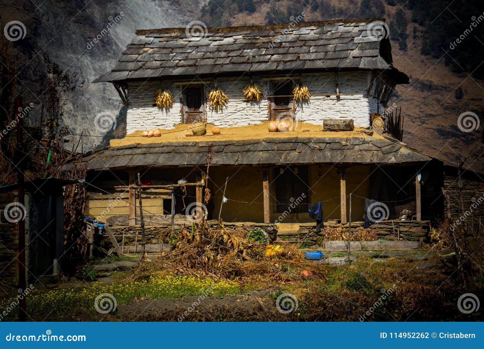 A nepali farmhouse stockfoto. Bild von farmhouse, nepali - 114952262