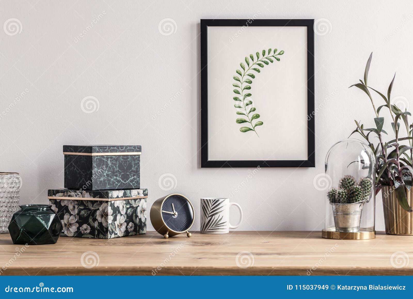 Boxes on table stock afbeelding. Image of hipster, decor - 115037949