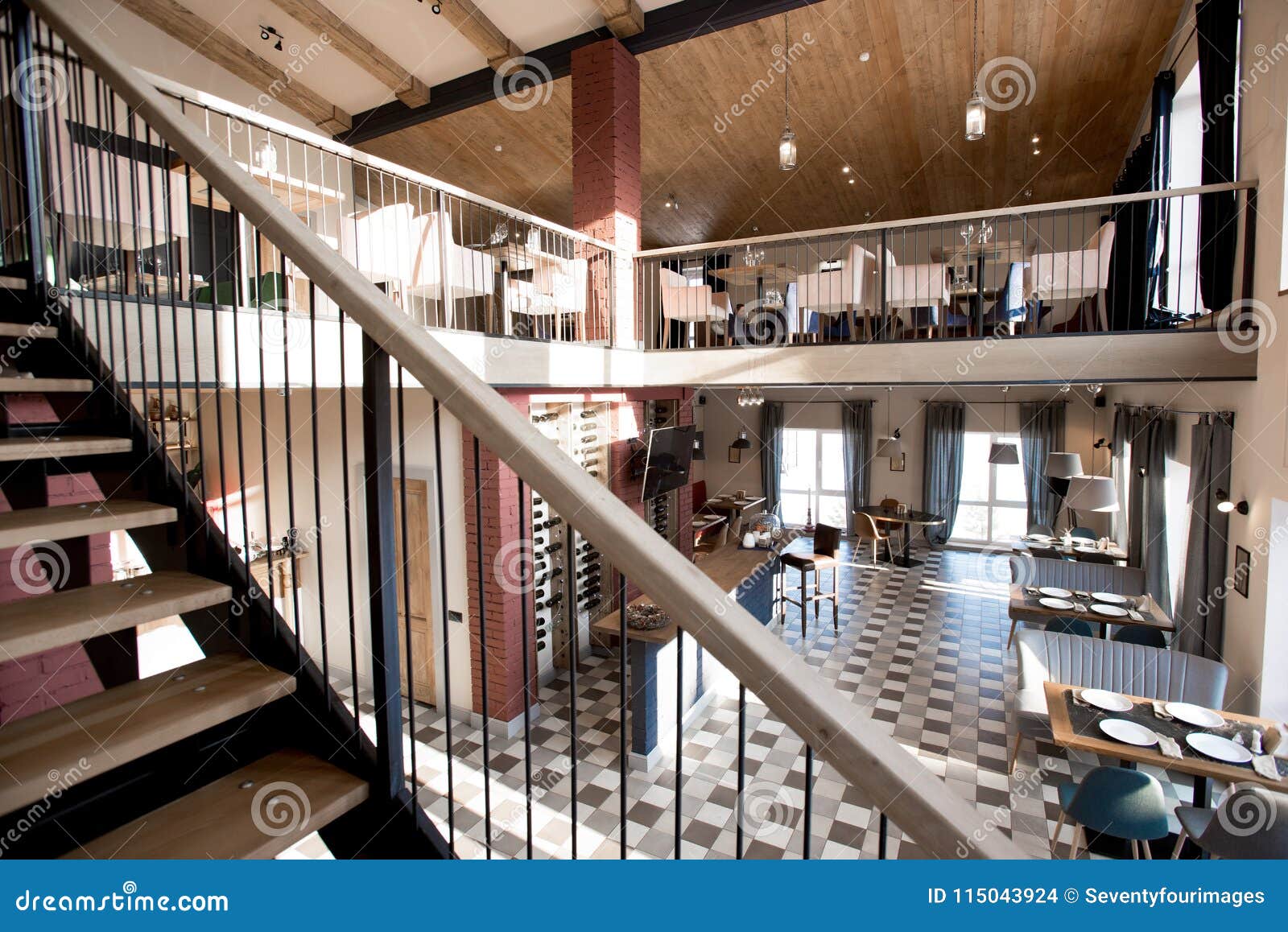 Two-storey Restaurant in Rustic Style Stock Foto - Image of onderhoud, bijtend: 115043924