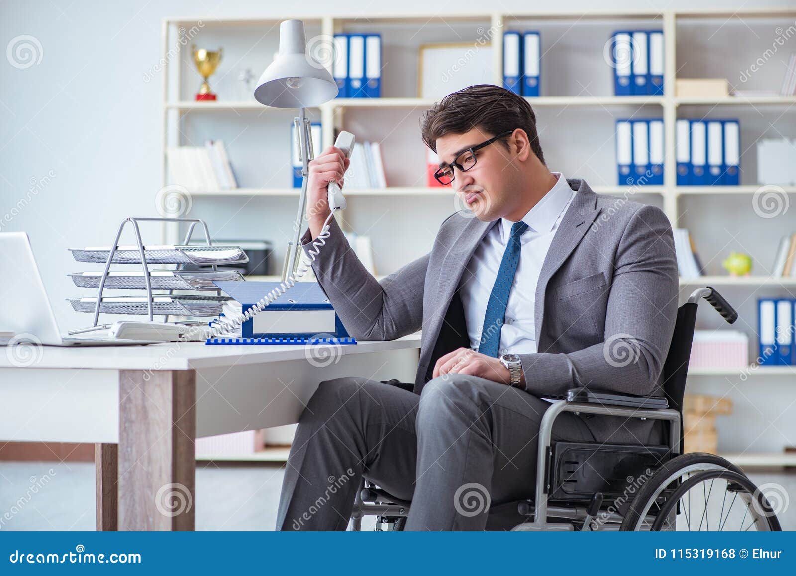 The Disabled Businessman Working in the Office Stockfoto - Bild von ...